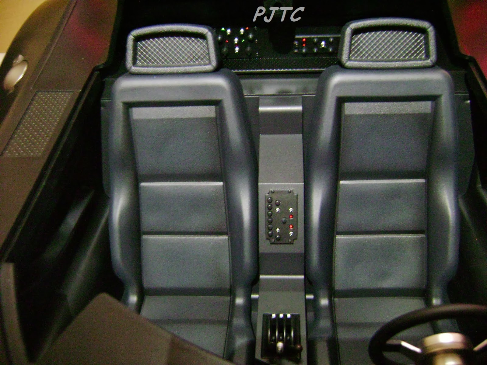 PJ Toy Car: Hot Toys 1:6 1989 Batmobile, MMS 170 Review