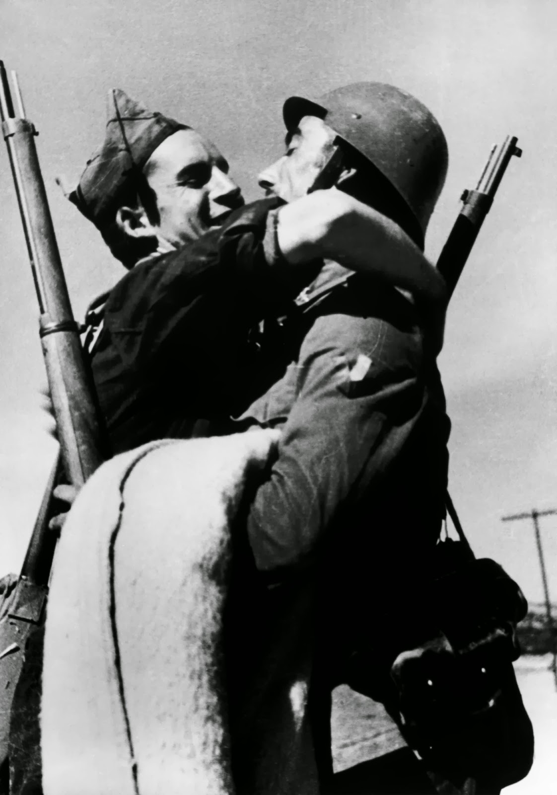 MAXWELL CC: My favorite photographer:Robert Capa