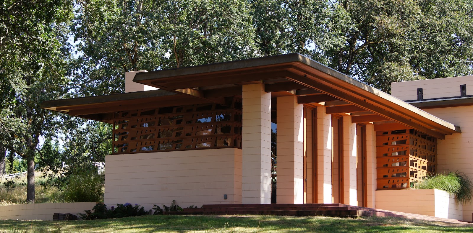 Frank Lloyd Wright: The Gordon House