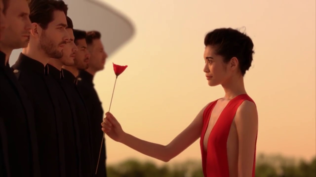 Pubblicità Flower by Kenzo con musica dei Deep Purple e modella cinese ...