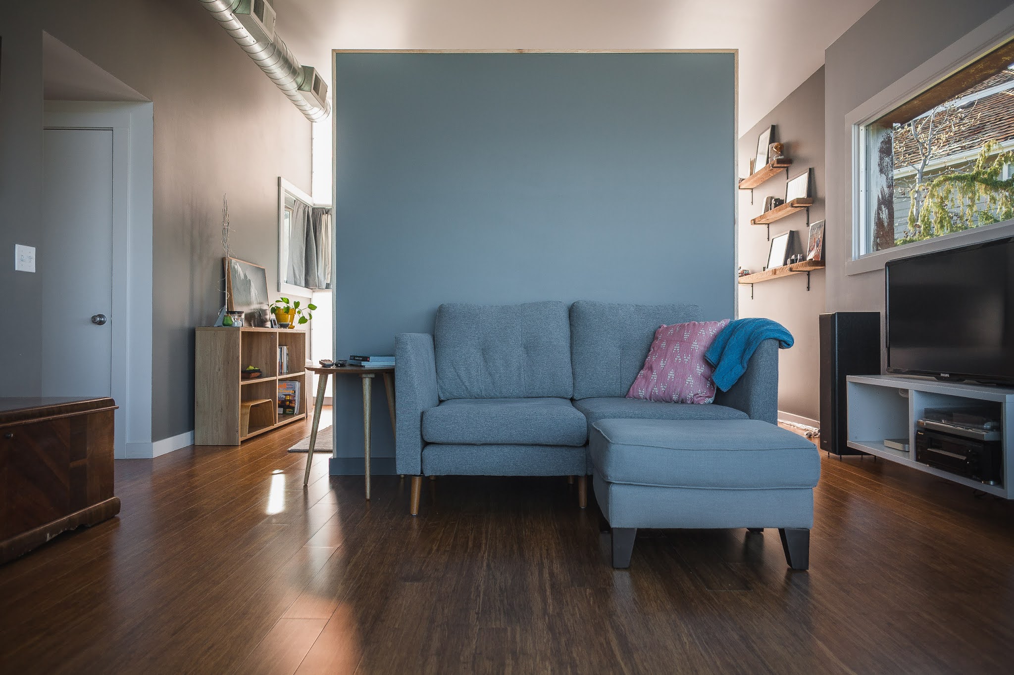 Building the floating wall: the final touches.