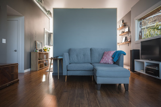 Building the floating wall: the final touches.