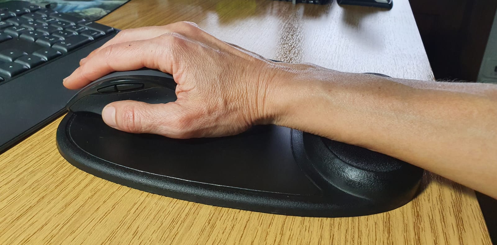 EL USO DE REPOSABRAZOS Y REPOSA MUÑECAS REDUCE EL ESTRES POSTURAL ANTE ...