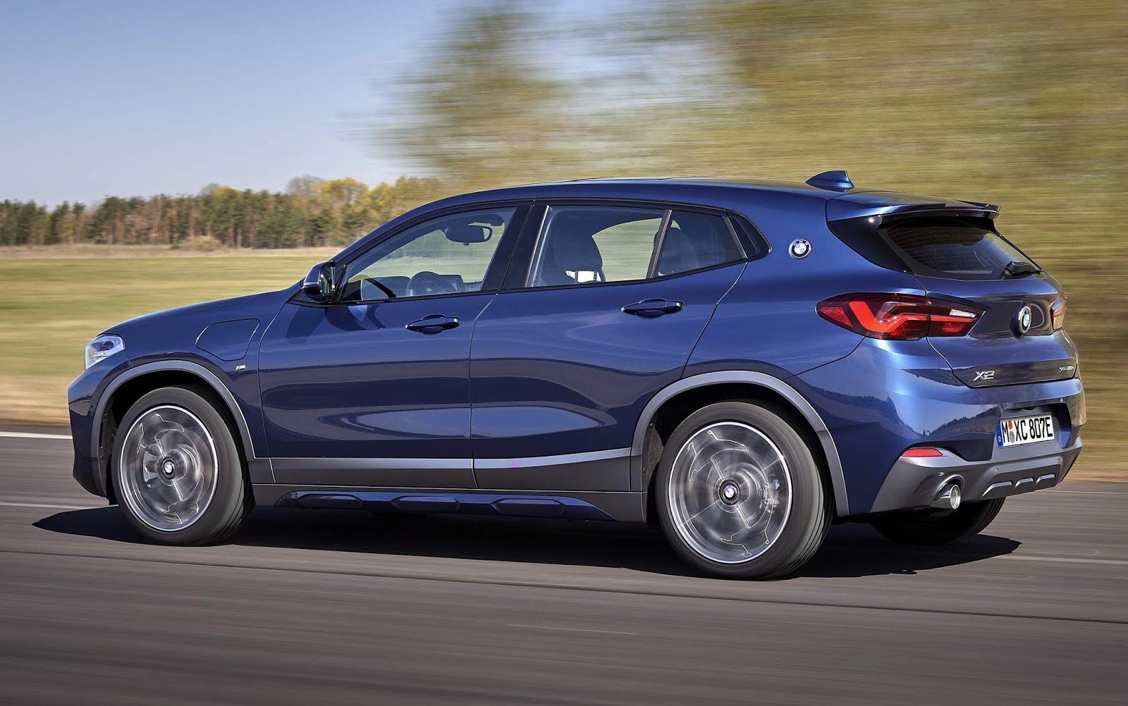BMW X2 ganha versão xDrive25e híbrida plug-in - detalhes