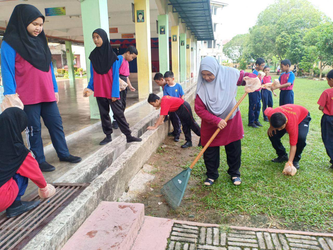 Gambar Aktiviti Gotong Royong Di Sekolah Lima Ayat Aktiviti Gotong Images And Photos Finder