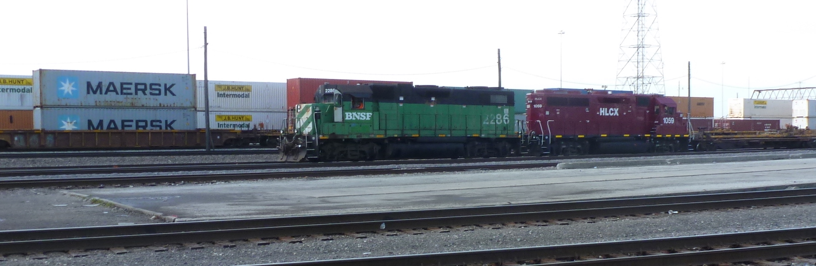Chicago Trainspotting. BNSF 2286 makes a new friend. HCLX 1059