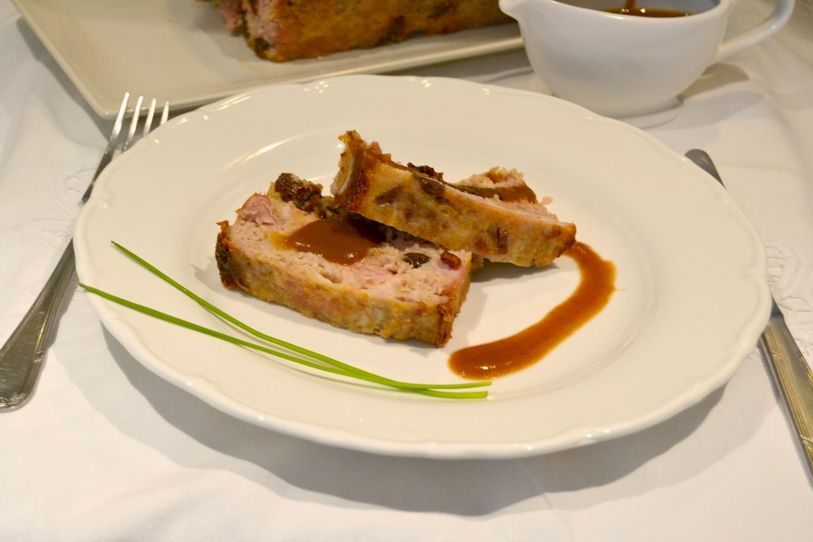 Elgatolamelplato: Terrina de carne y pasas con salsa de brandy