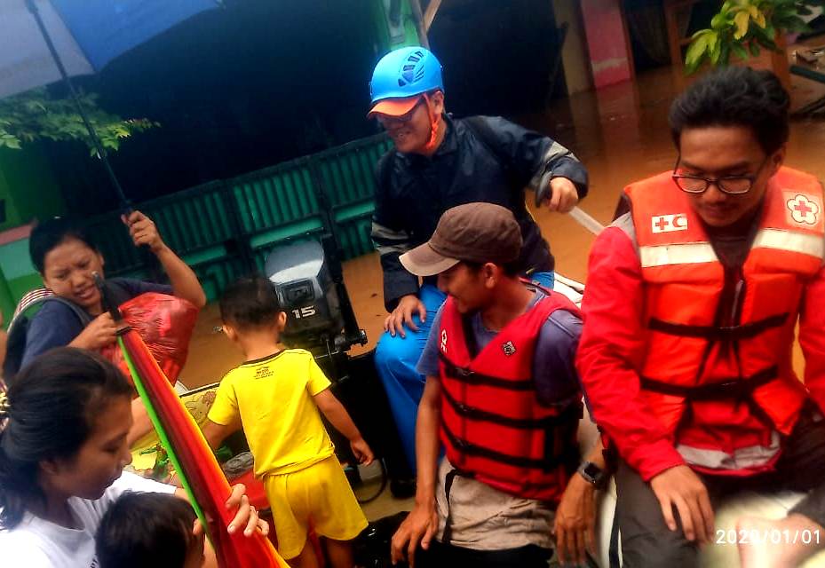 PMI KABUPATEN BEKASI MASIH BERJIBAKU MELAKUKAN PELAYANAN TANGGAP DARURAT BANJIR UNTUK WARGA ...