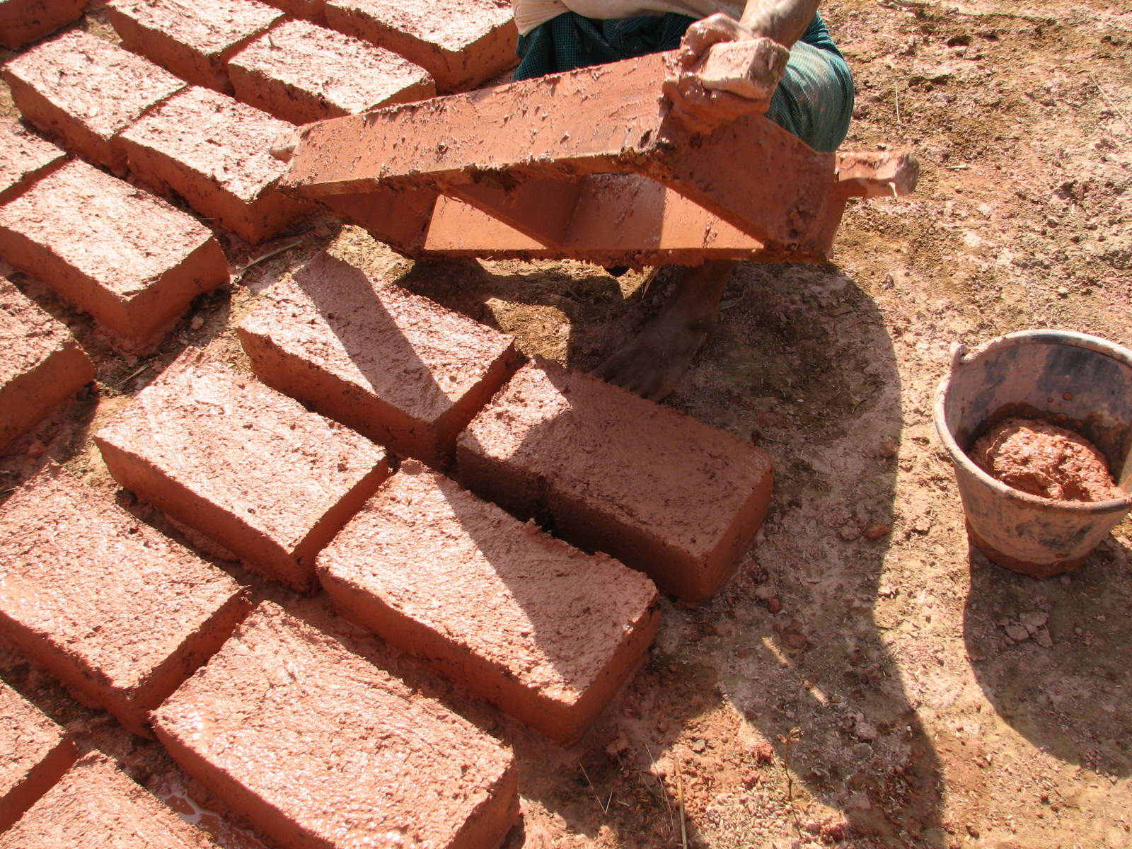 Lecy C. Picorelli - Bioarquitetura e Bioconstrução: Construção de terra ...