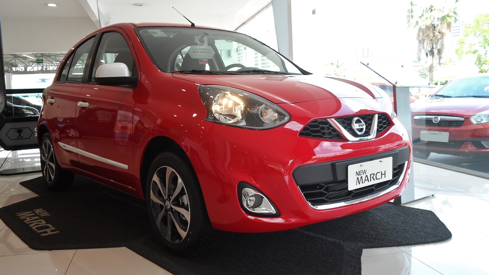 Os detalhes do Nissan March Colors SL 2016