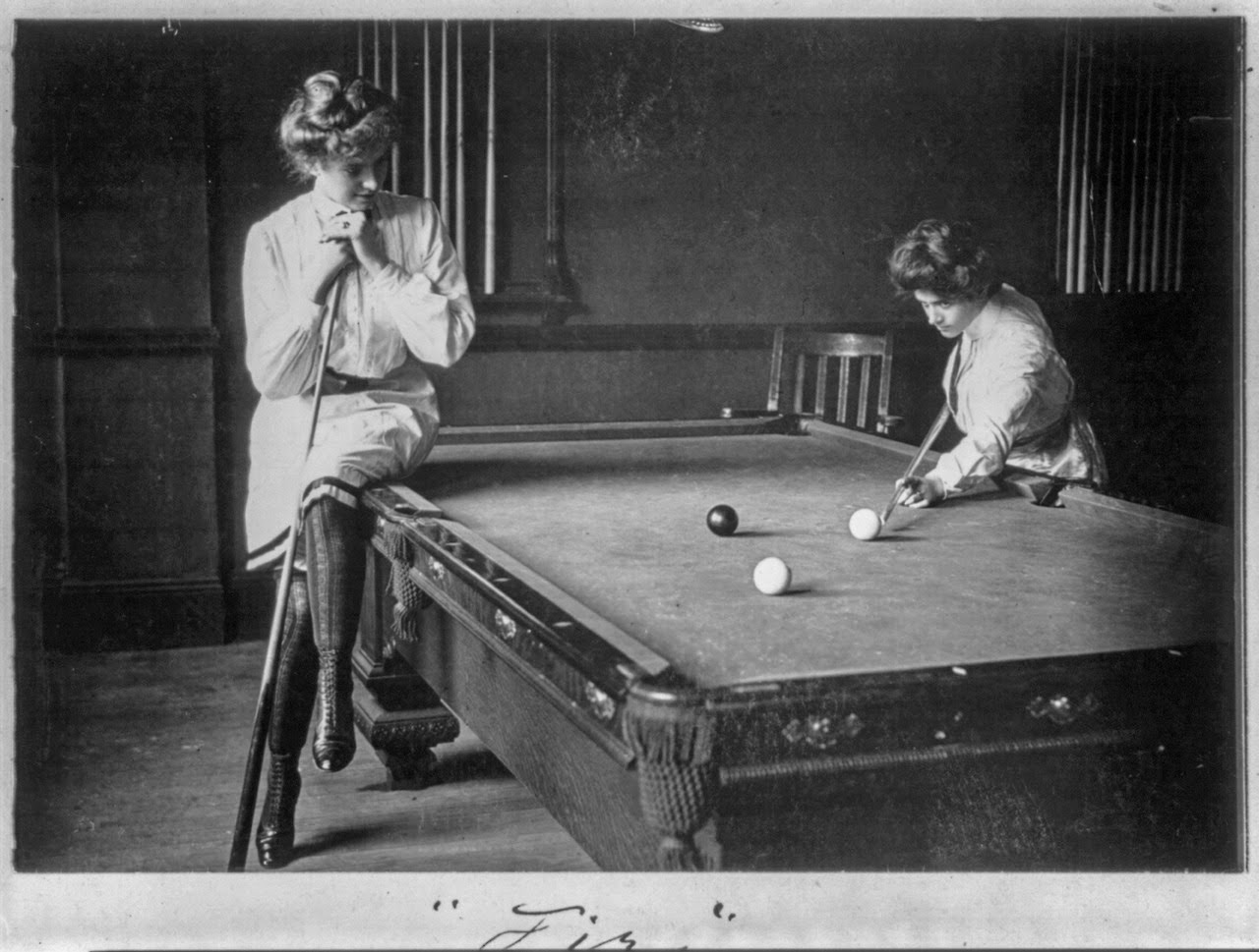 35 Interesting Black and White Photos of Women Playing Billiards From ...