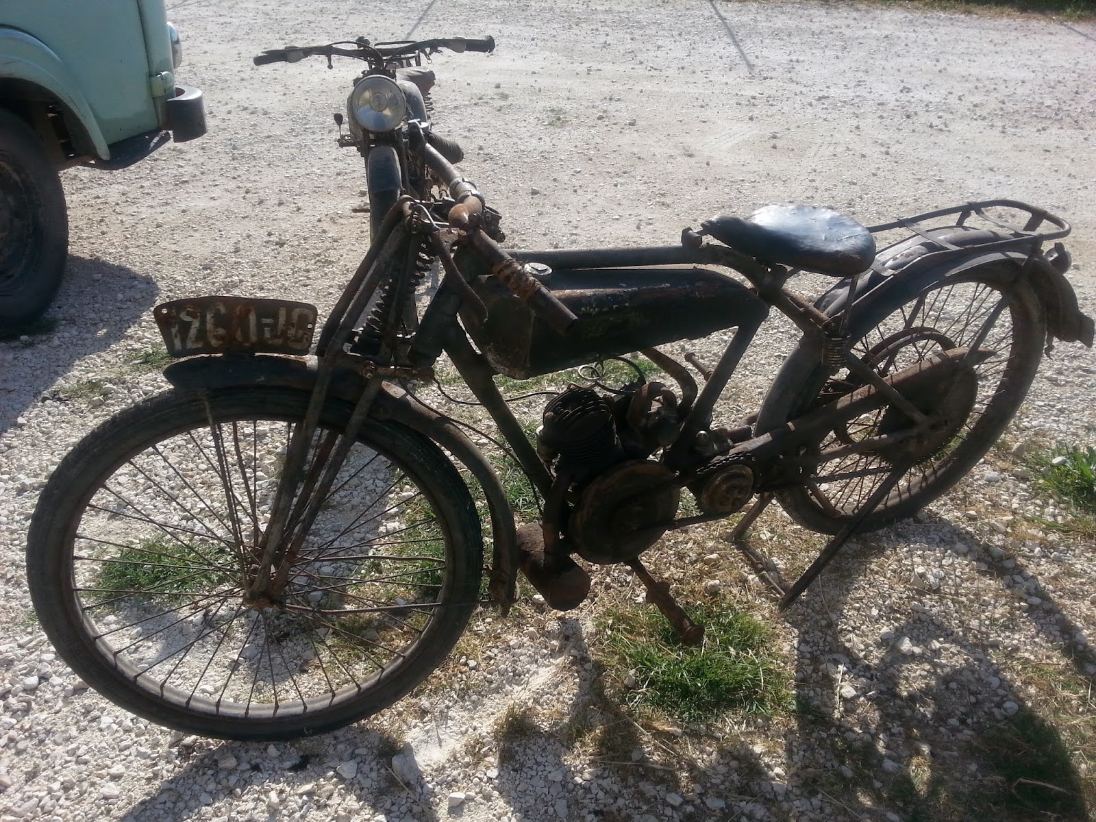 luckyfactory40: MOTOCYCLETTE "GRIFFON 175cc" ANNEES 20 SORTIE DE GRANGE