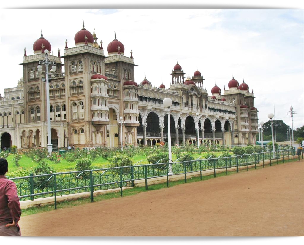 INCREDIBLE INDIA: MONUMENTS AND HOTELS