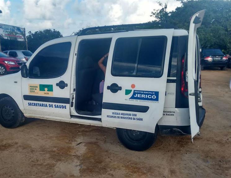 Luis Junior: Carro de prefeitura com selo do SUS é flagrado levando ...