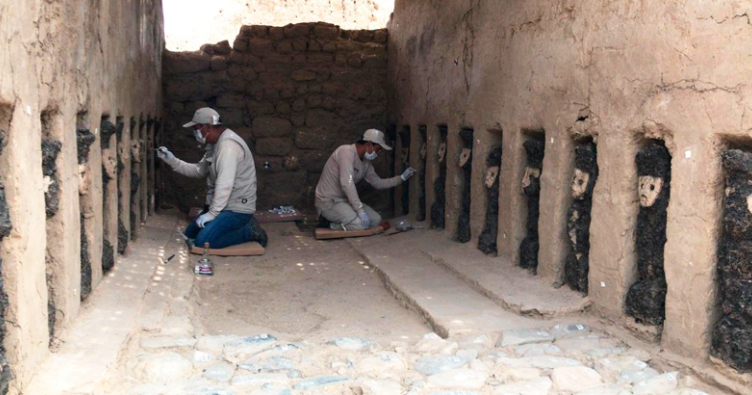 AA| Hallan en Perú 20 ídolos de madera de 800 años de antigüedad y ...