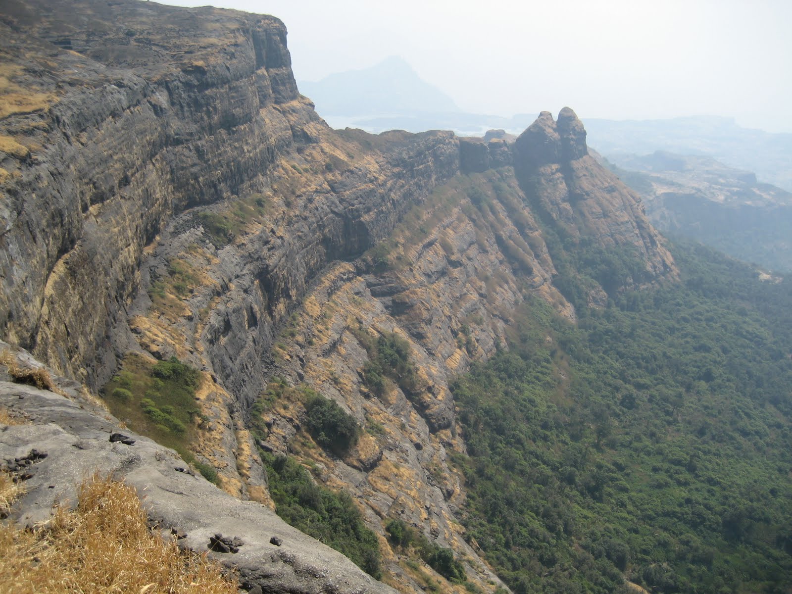 Ratangad Bhandardara Trek: Kulang fort A dream to touch skyline horizon ...