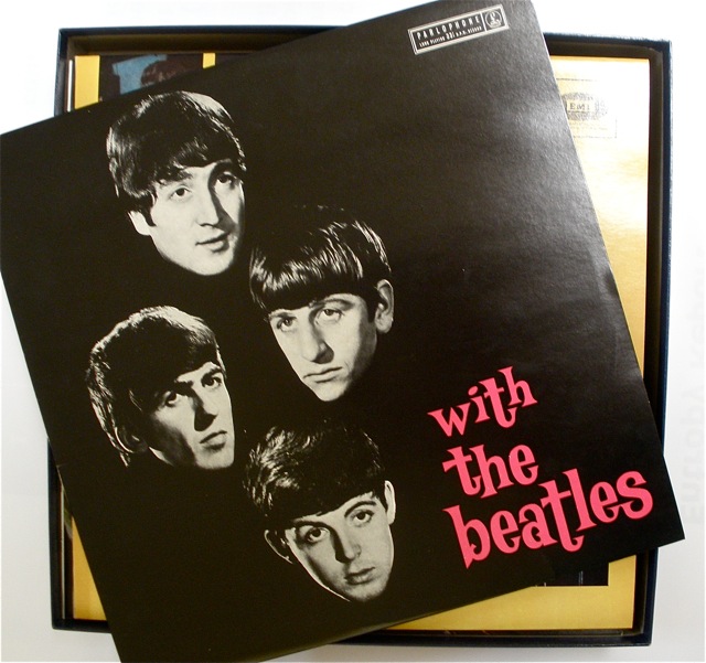 Capas Gêmeas: With the Beatles e o mundo