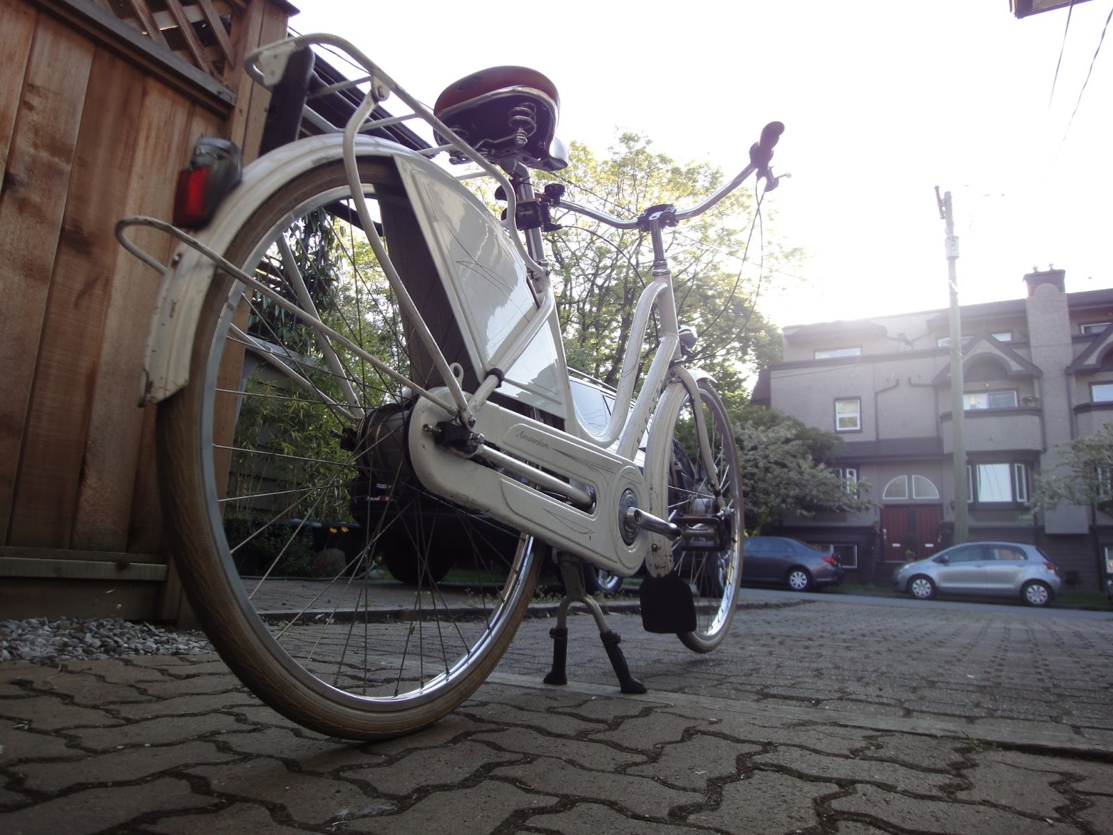 spoke'n'scene: Smiling astraddle the saddle: may the breast man win.