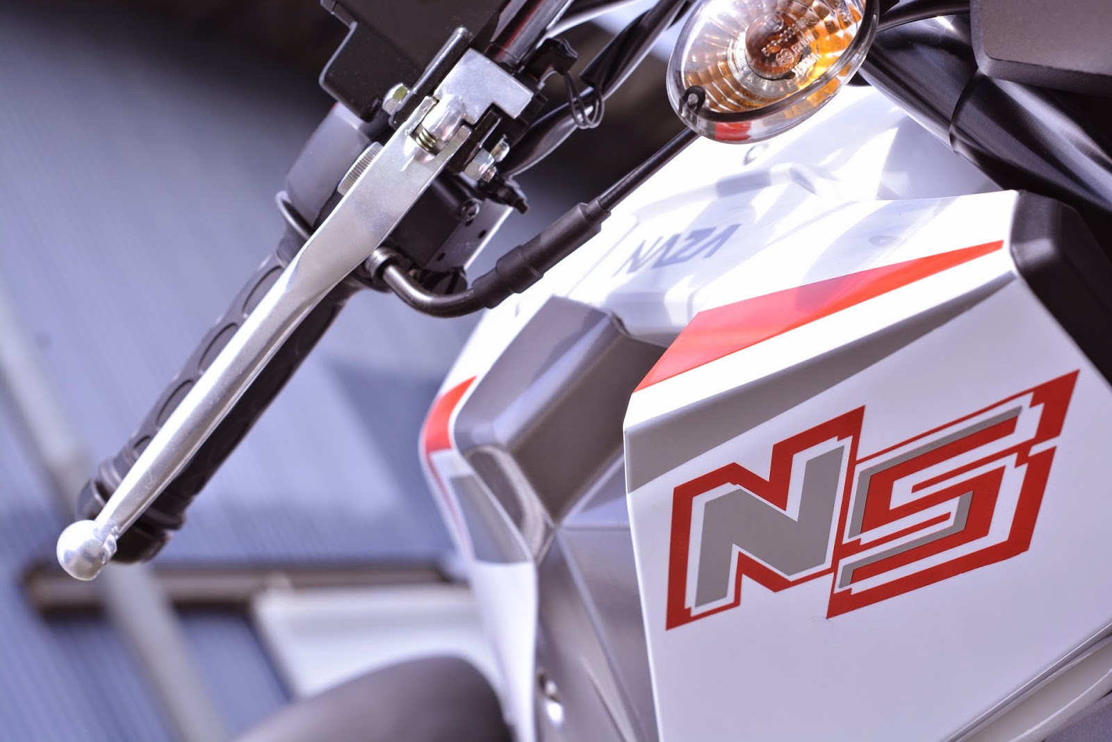 脫韁馬 之 廄: Naza與韓國KR Motors合作推出入門型重機 NAZA N5！