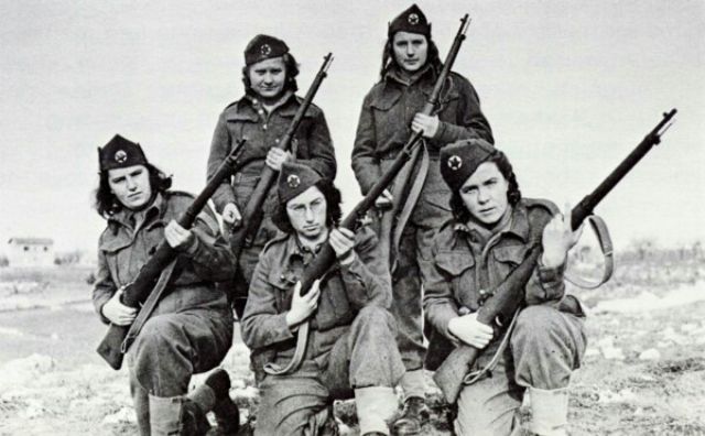 30 Vintage Photos of Beautiful Female Partisans and Resistance Fighters ...