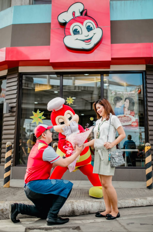 Adorable Jollibee's mascot photobombs at prenup photoshoot - Where In ...