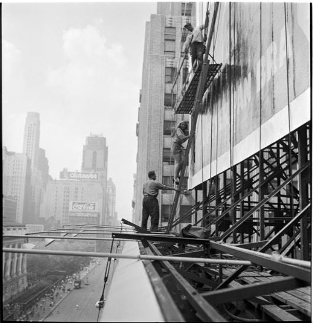 Candid Photographs Captured Crowd Watching Model and Sign Painters ...