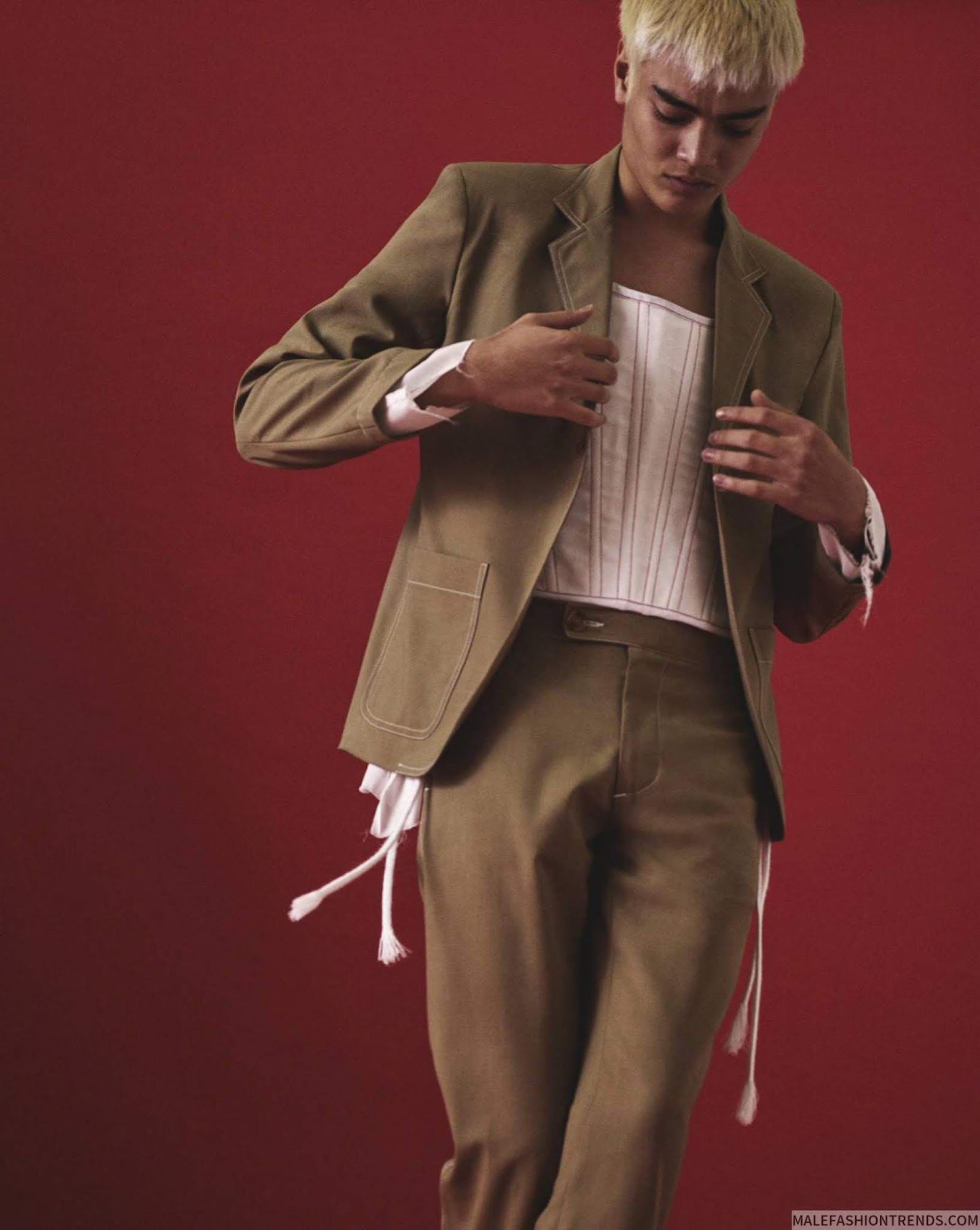 Jake Terrey retrata la modernidad del nuevo traje para GQ Australia