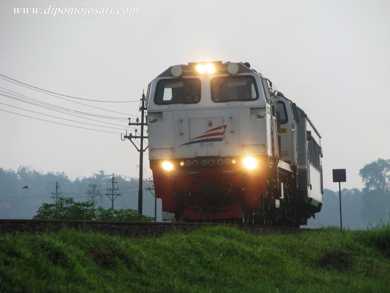 Kereta Api Indonesia: Lokomotif CC206 15 04 Memimpin Perjalanan KA Argo ...