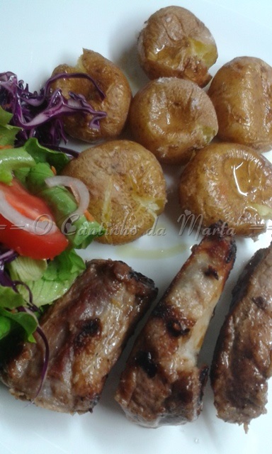 O Cantinho da Marta: Entrecosto Grelhado com Batatas a Murro - Micro-ondas