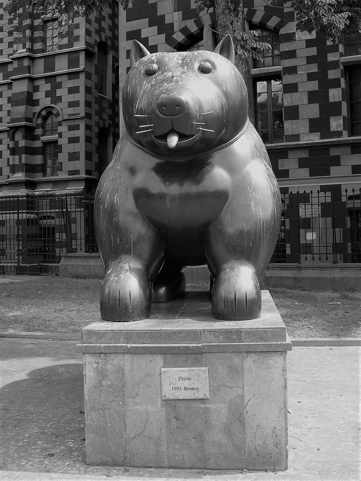 Spretnak The Blog: Phot-o' the Day, Perro, Plaza Botero; Medellin, Colombia