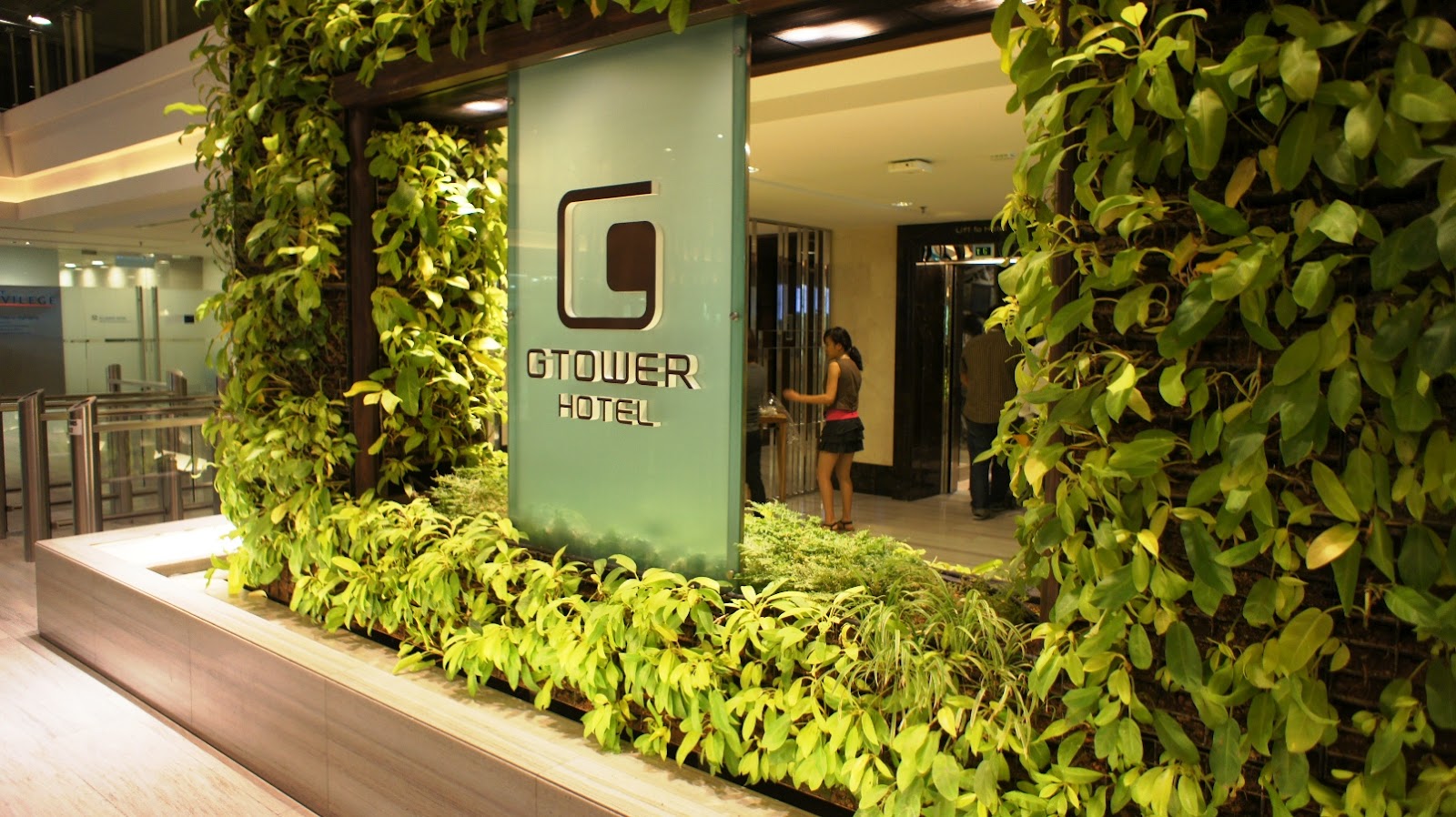 LIFE IN DIGITAL COLOUR: G Tower The Club Bridge Bar