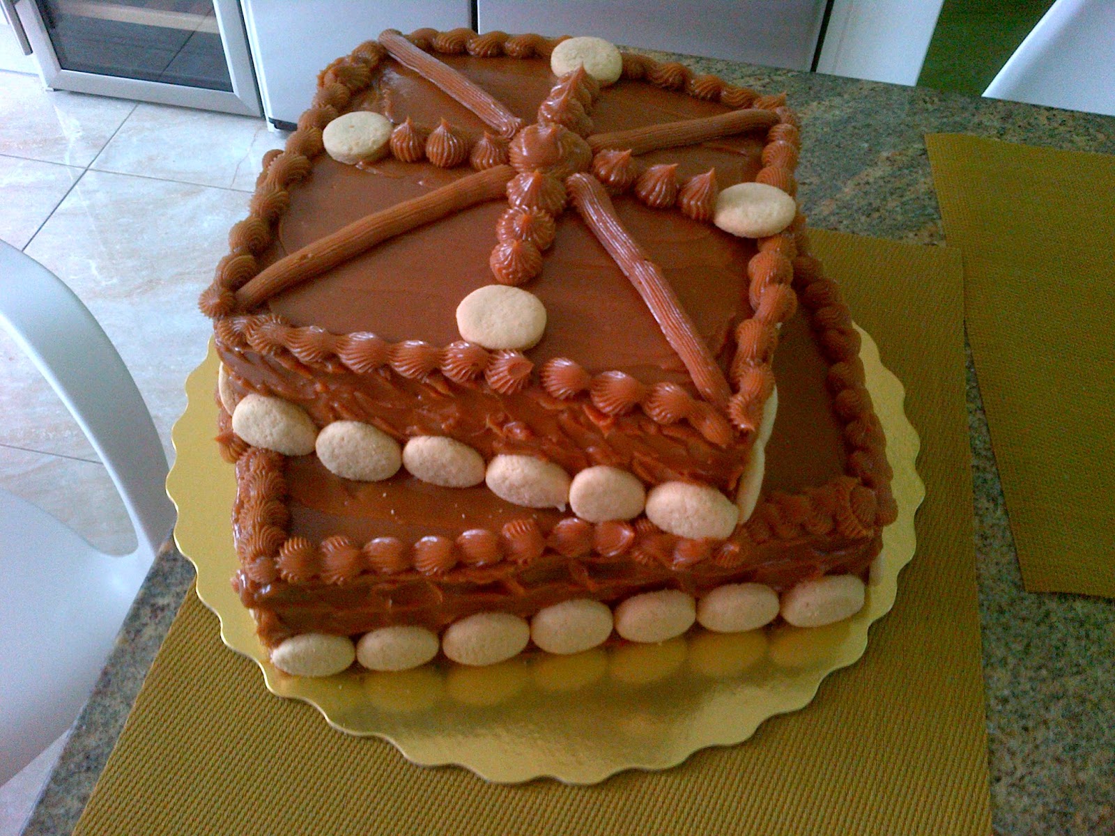 postresandcakesbylu: Torta de de capitas de arequipe con alfajor