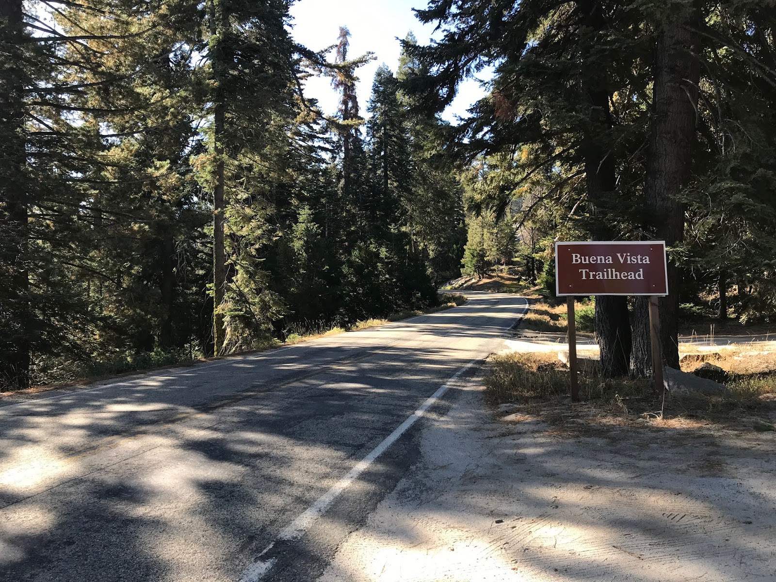 The Generals Highway; connecting Kings Canyon National Park and Sequoia ...