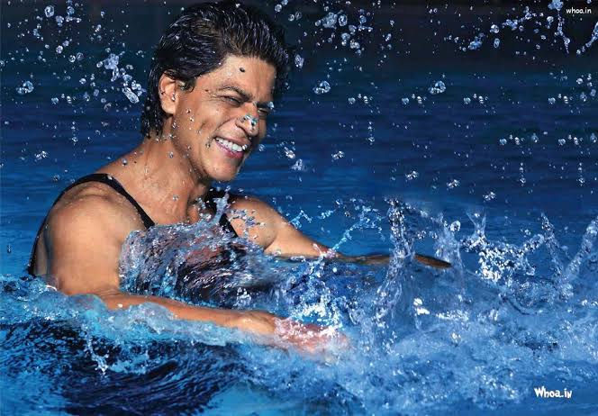 Shirtless Bollywood Men: King Khan's bulging biceps: Ganji time! SRK in ...