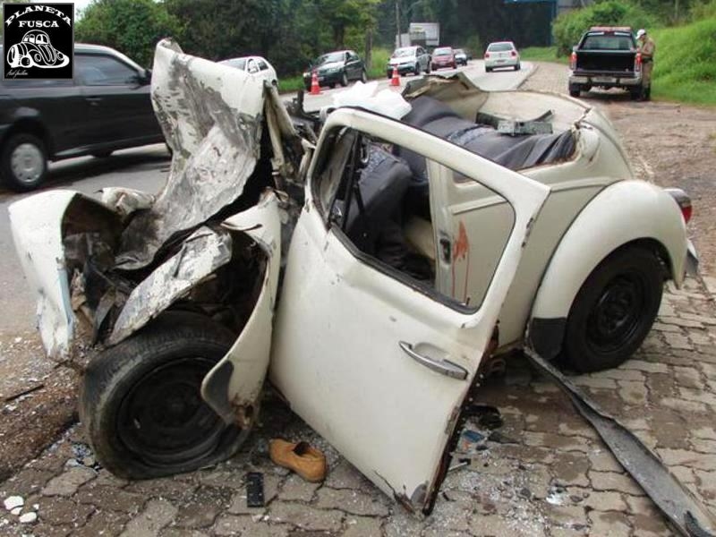 O Fusca ficou completamente destruído após a colisão frontal com um ...
