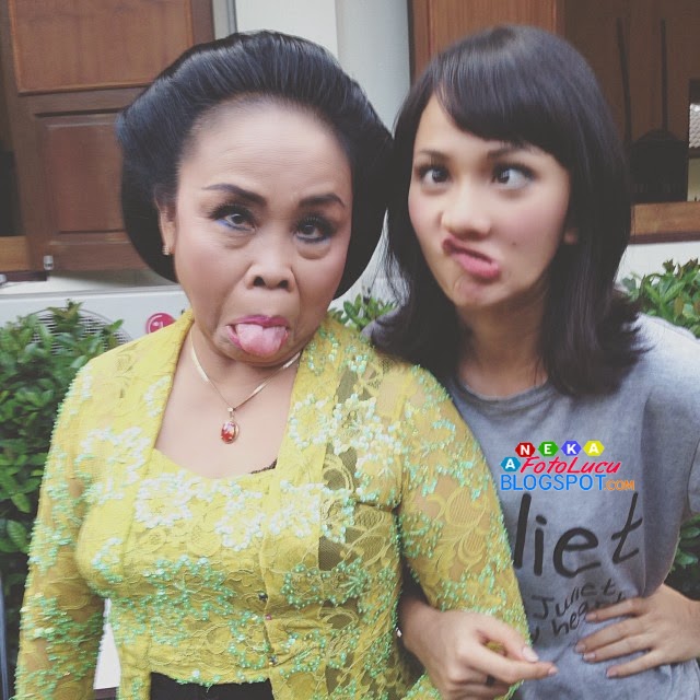 Leona Agustine Bersama Yati Pesek - Aneka Foto Lucu
