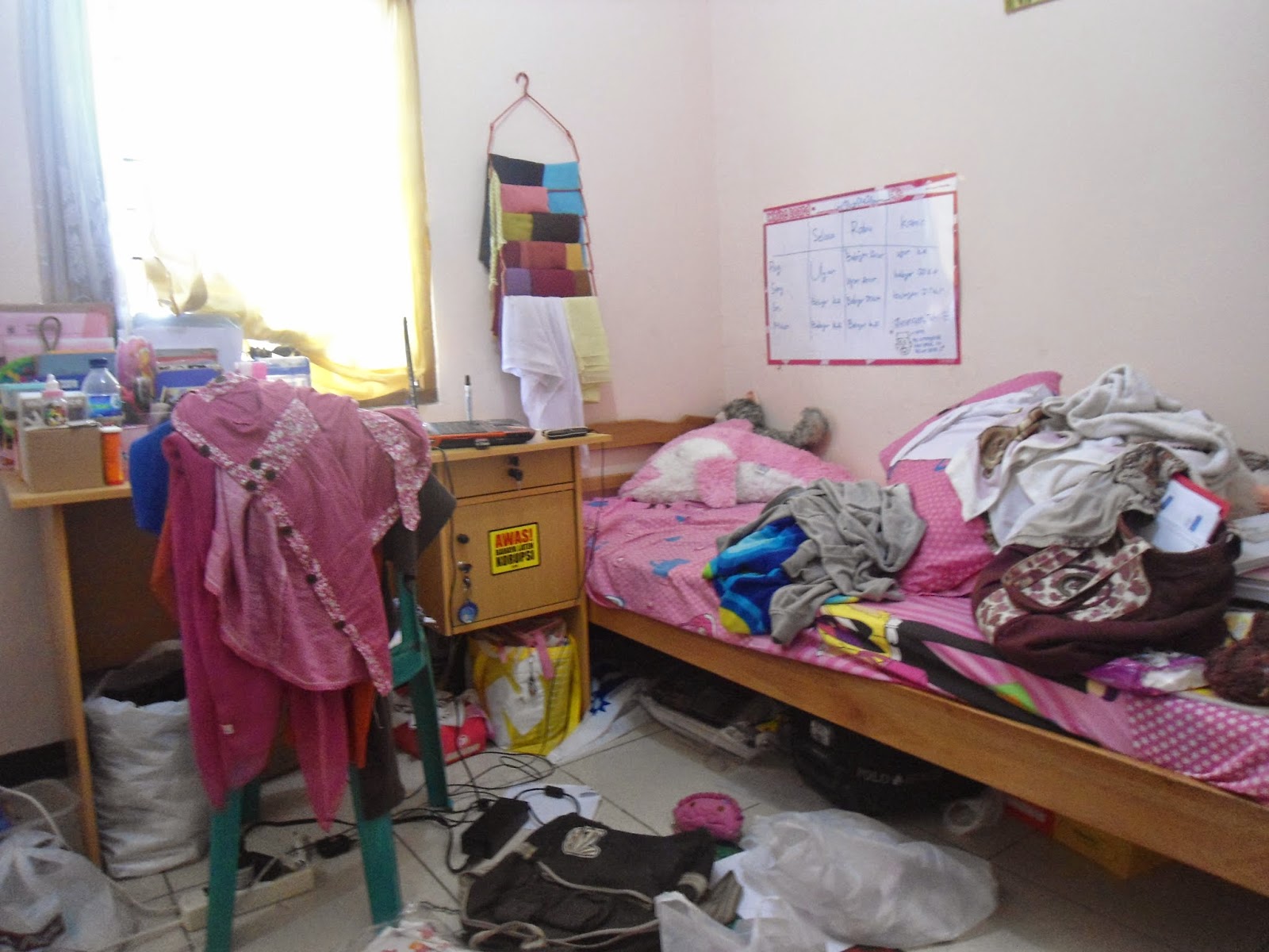 Tips Menata Kamar Kos Supaya Rapi Enak Dilihat