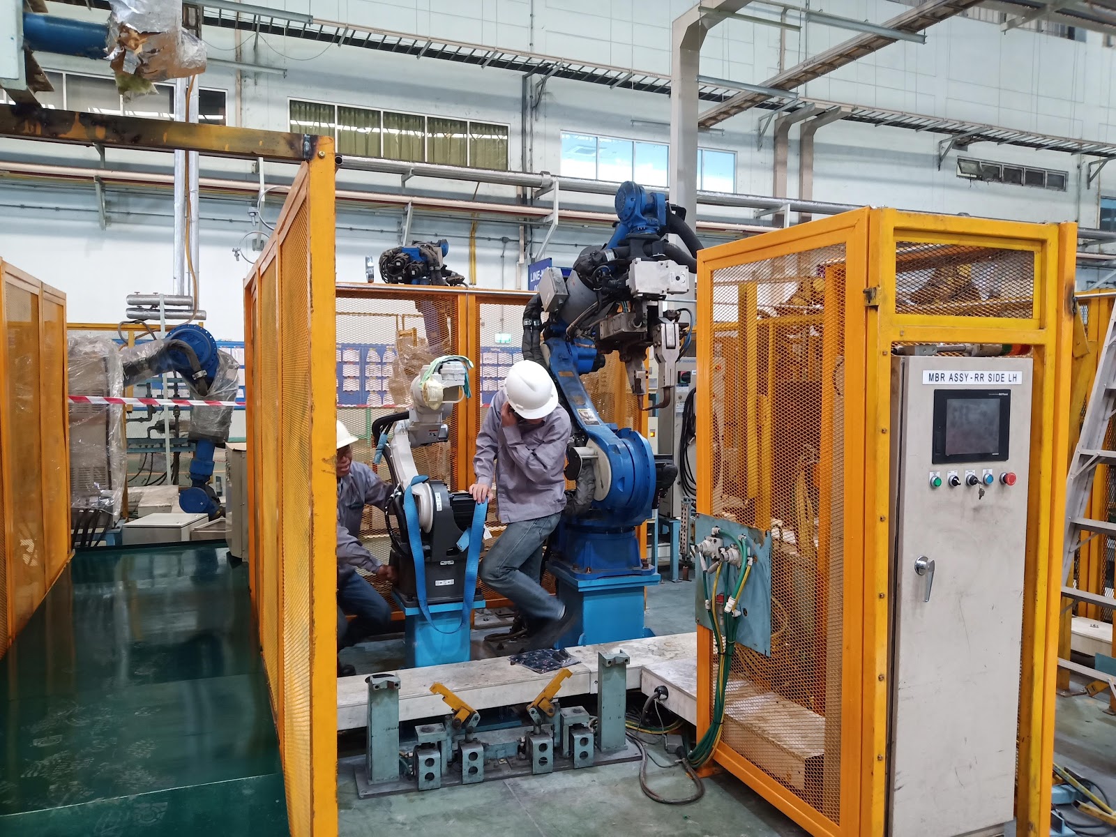 บริษัท ภพพร้อม จำกัด : ติดตั้งโรบอท CO2 Welding Robot