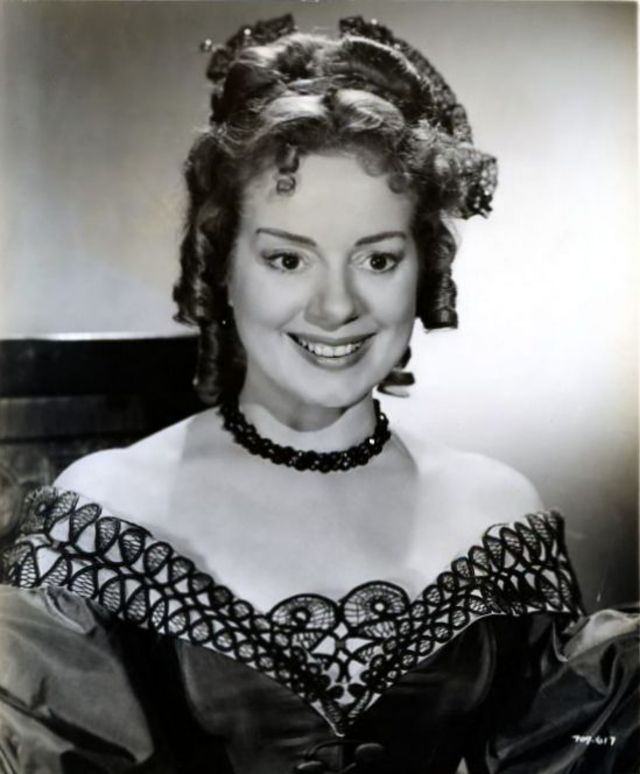 The "Bride of Frankenstein": 40 Glamorous Photo of Elsa Lanchester in ...