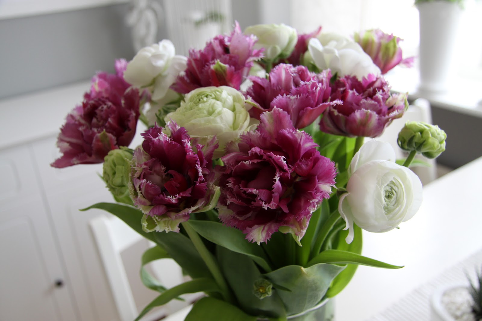 BLOMSTERDESIGN.NET: Fina tulpaner och tjusiga ranunkler