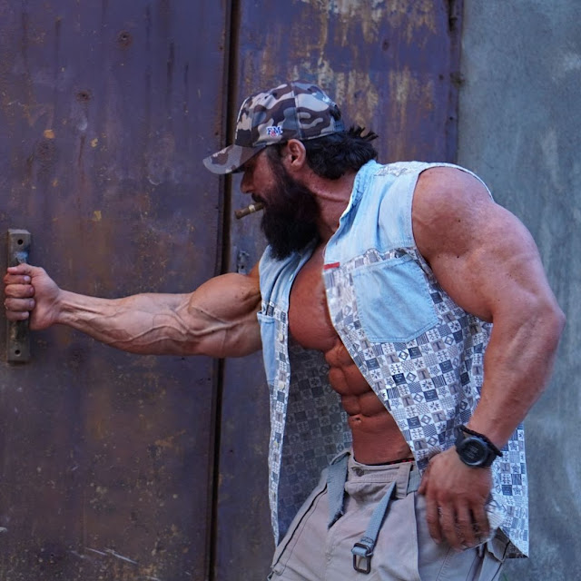 Muscle Lover: Serbian powerlifter and bodybuilder Sasa Lampas