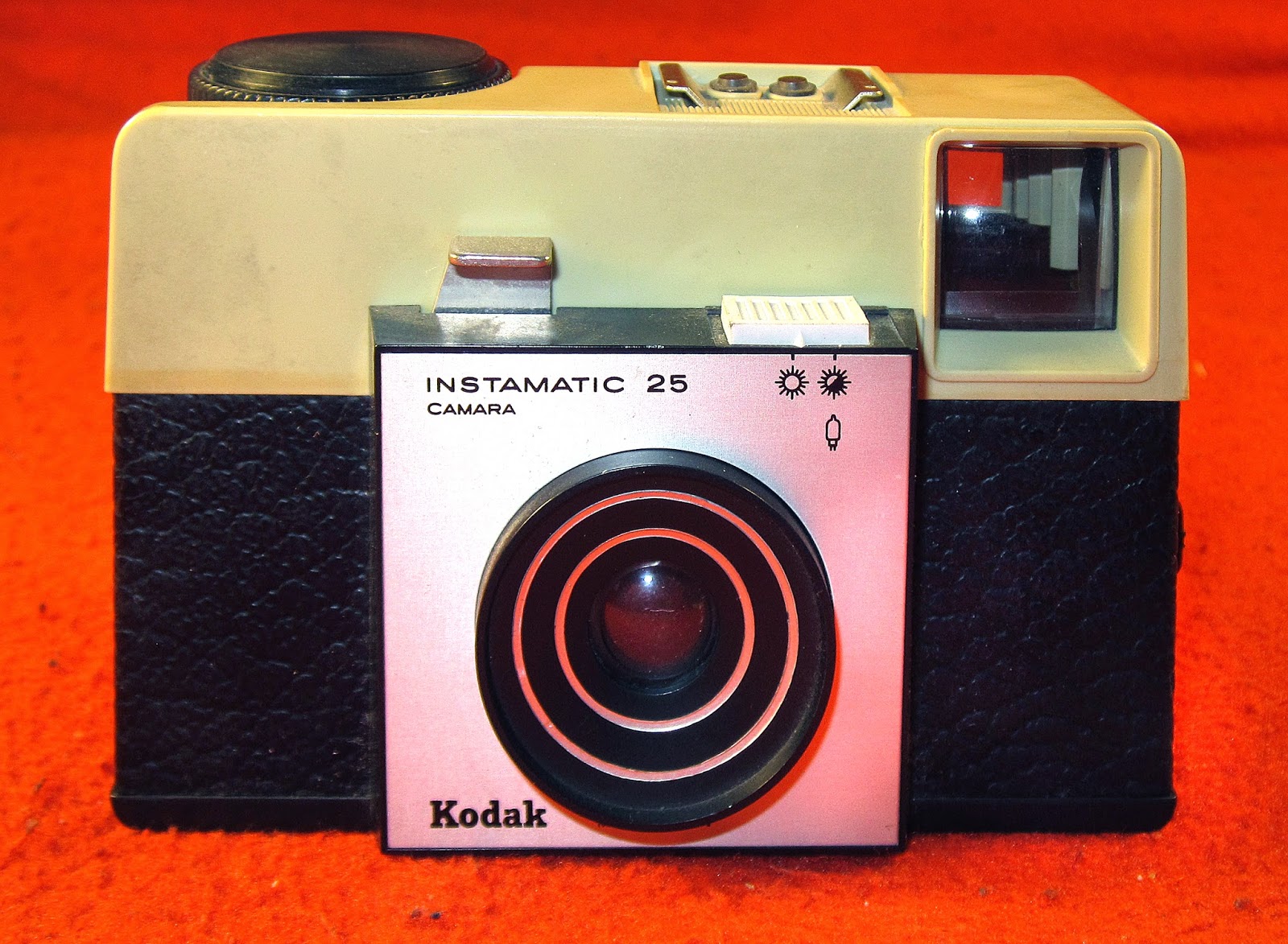 EDUARDO Y EL MUNDO EN GENERAL: KODAK INSTAMATIC 25 MADE IN SPAIN