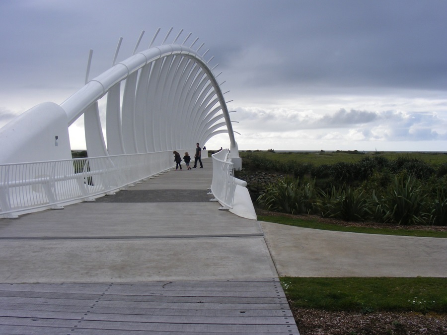 photographing New Zealand: Te Rewa Rewa bridge in New Plymouth