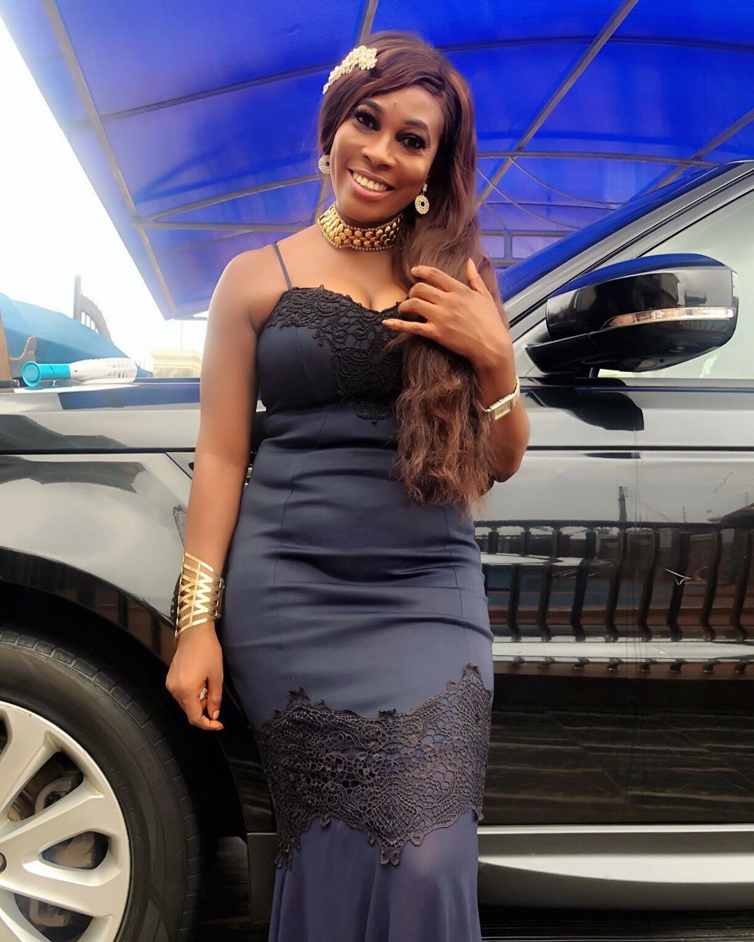 Height : Betty Bellor is tall