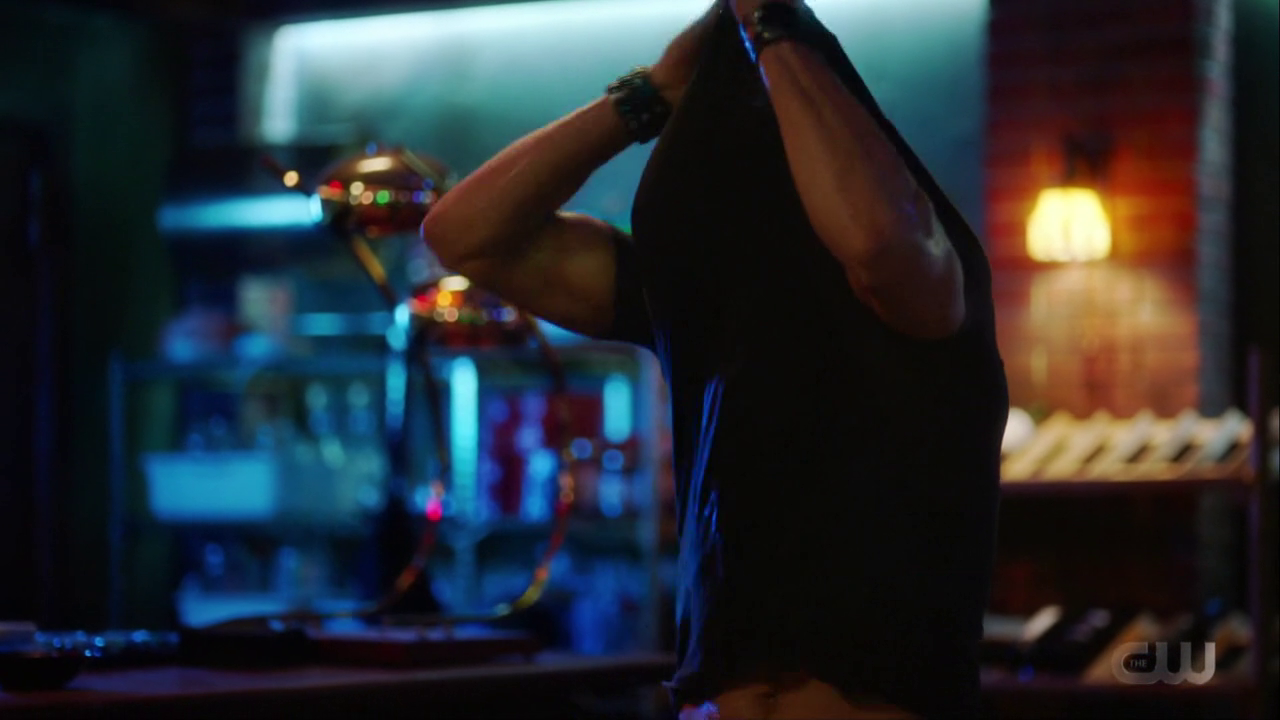 ausCAPS: Jon Cor shirtless in The Flash 7-07 "Growing Pains"