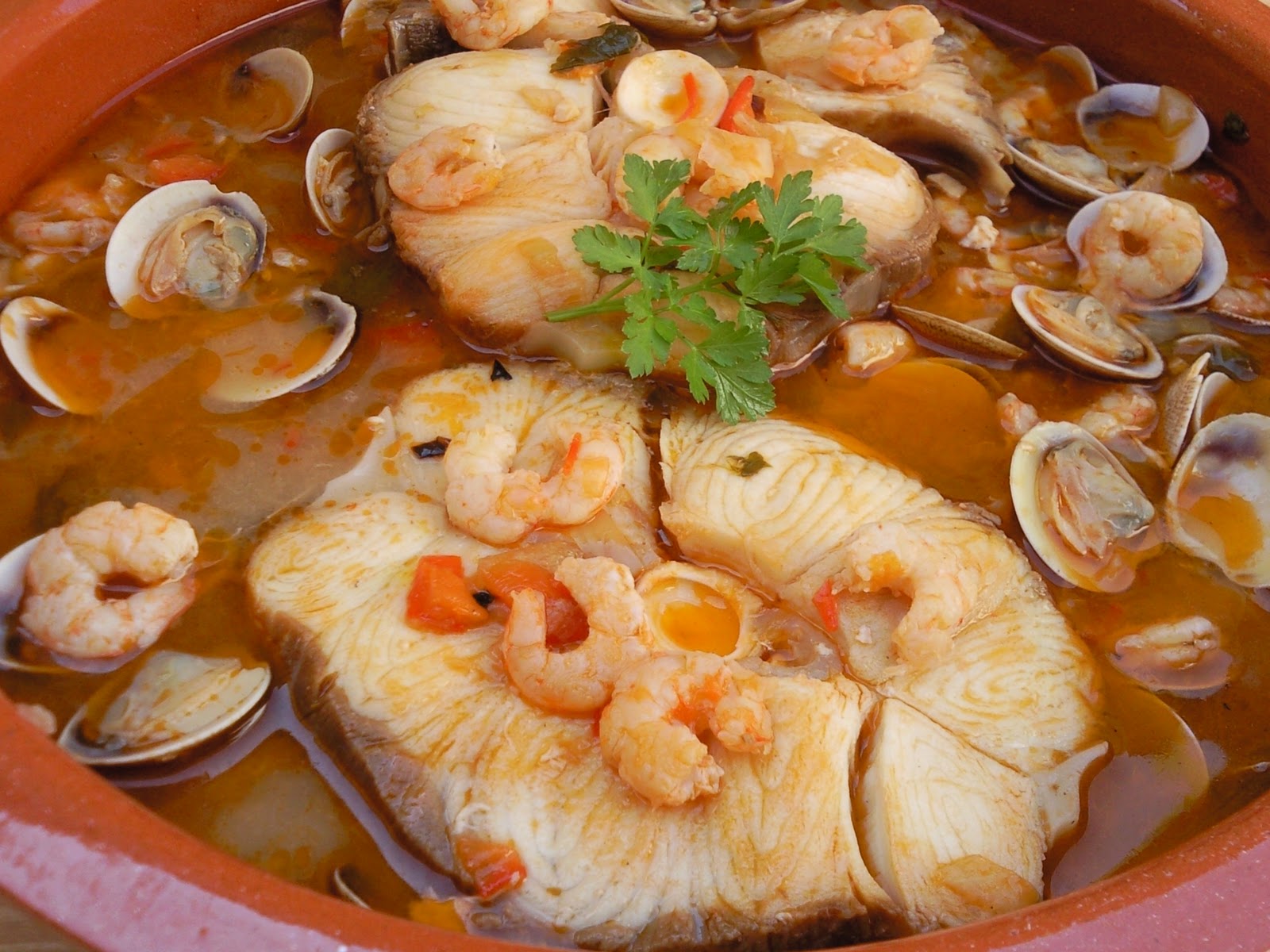 LAS RECETAS DE LAS MELLIZAS: CAZUELA DE CAZÓN CON GAMBAS Y ALMEJAS