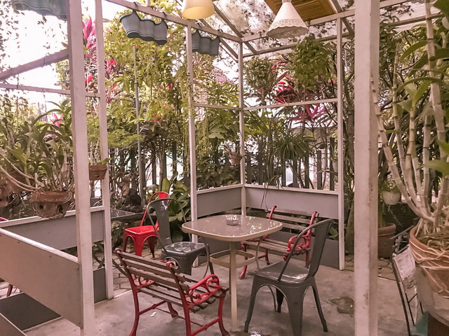 Nuansa Vintage di Fox Coffee & Roastery Jember — AINUN ISNAENI