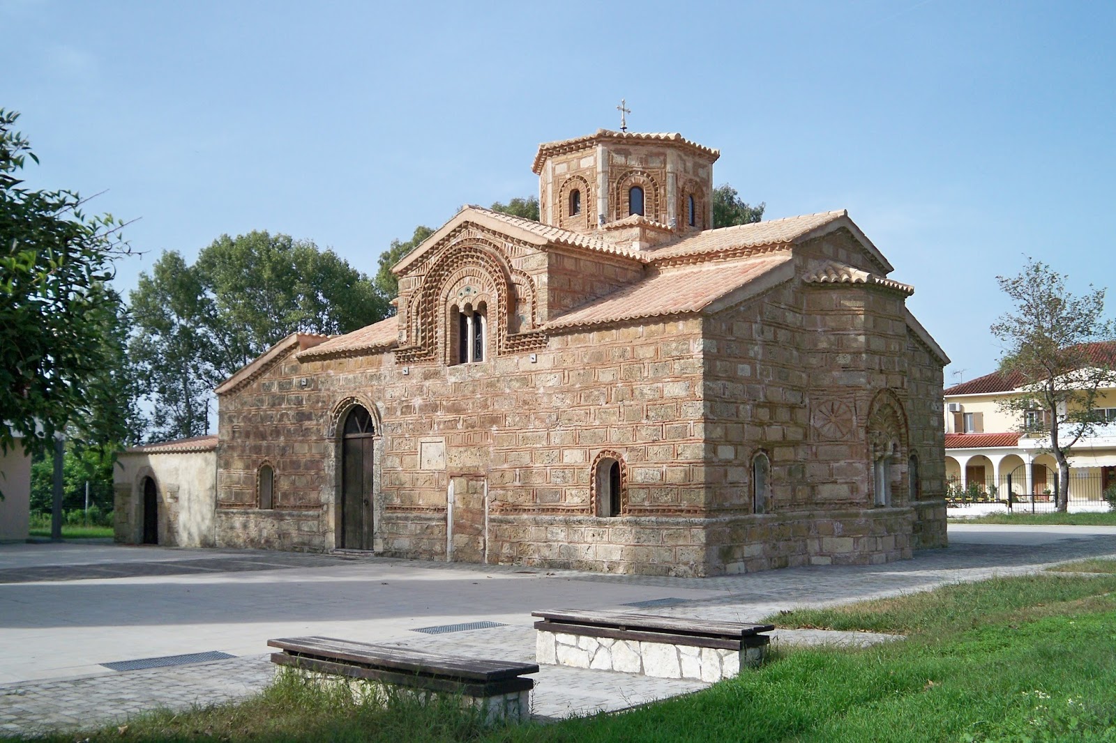 Life in Greece: Church of Panagia Katholiki (Peloponnese)