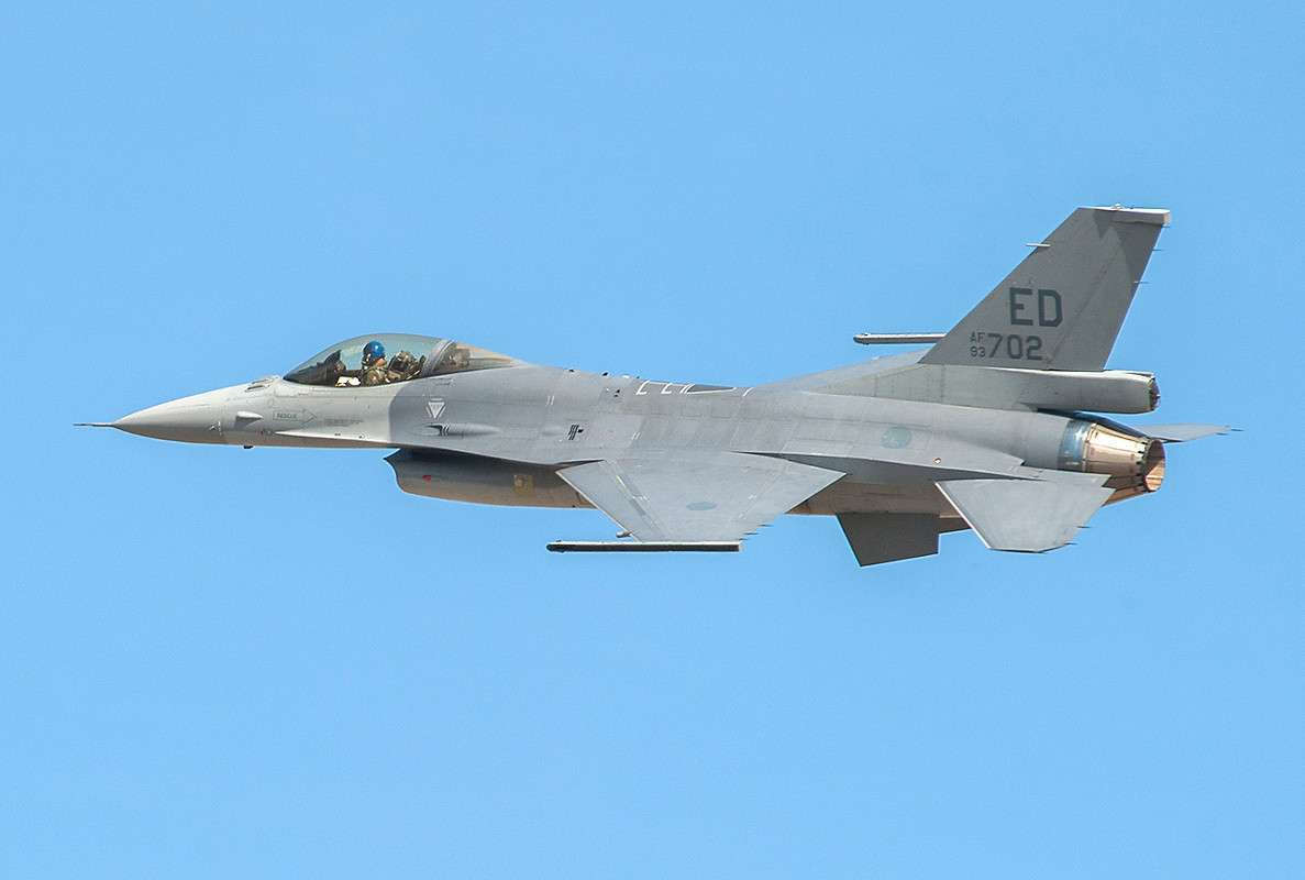 desarrollo defensa y tecnologia belica: Taiwán recibe el primer F-16 ...