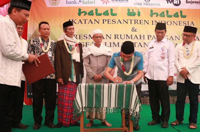 Teken MoU dengan IPI, Bank Kalsel Siap Bangkitkan Ekonomi Pesantren Teken MoU dengan IPI, Bank Kalsel Siap Bangkitkan Ekonomi Pesantren